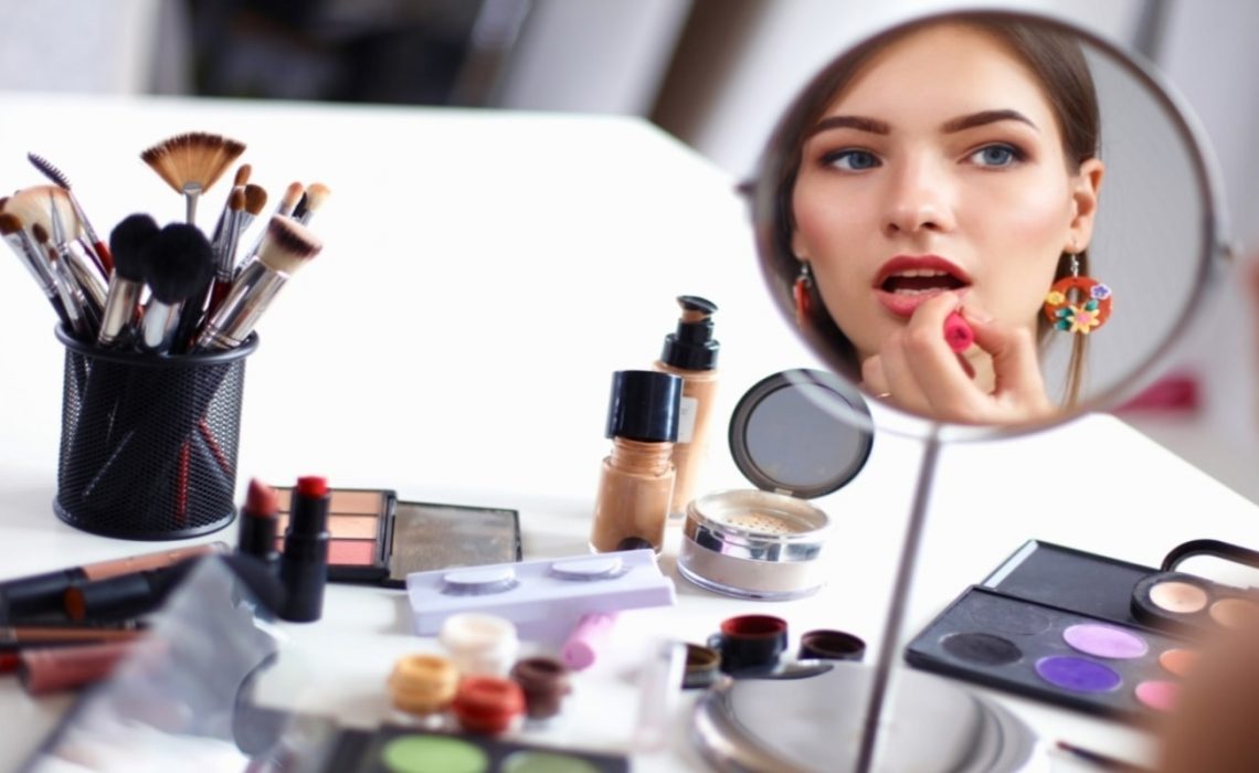 Cara Mekap Simple Dengan 5 Langkah Ini, Tetap Cantik!